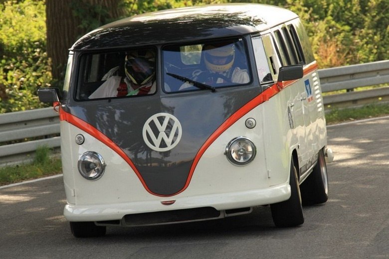 Kombi tunada com motor de 530 cv da Porsche 'rouba' a cena em evento ...