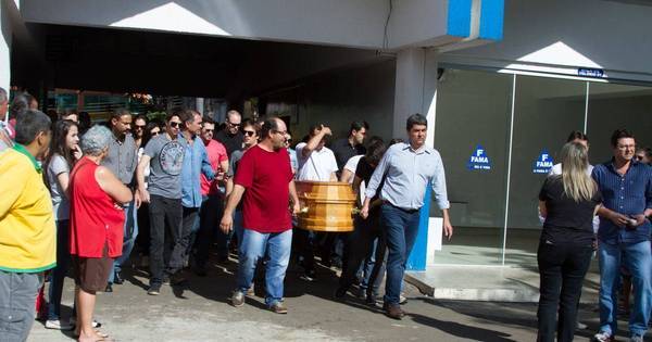 Corpo de Allana Moraes, namorada de Cristiano Araújo, é enterrado em ... Corpo de Allana Moraes, namorada de Cristiano Araújo, é enterrado em ...