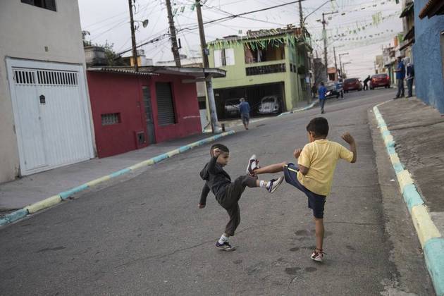 Futebol de rua é muito mais legal que o profissional - Fotos - R7 Futebol