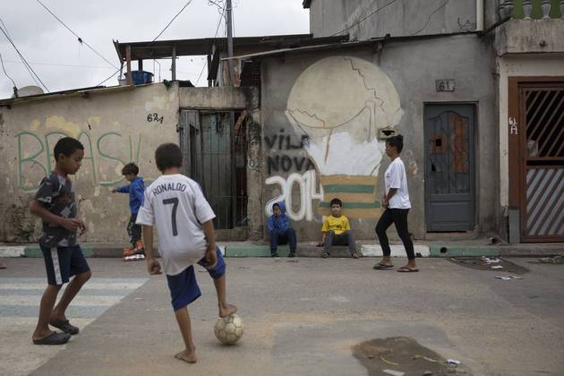 Futebol de rua é muito mais legal que o profissional - Fotos - R7 Futebol