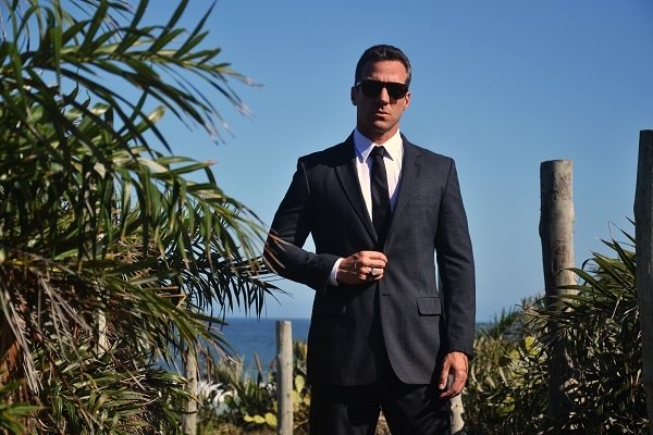 De terno, Carlos Bonow entra no mar e esbanja charme - Fotos - R7 ...