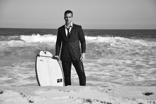 De terno, Carlos Bonow entra no mar e esbanja charme - Fotos - R7 ...
