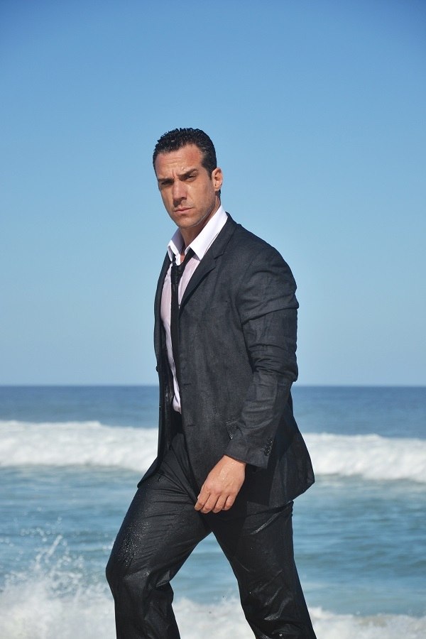 De terno, Carlos Bonow entra no mar e esbanja charme - Fotos - R7 ...