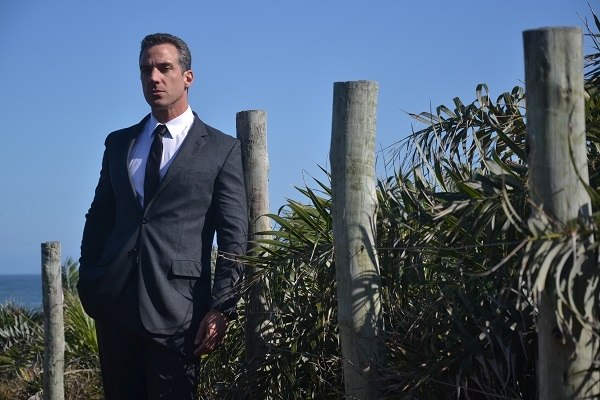 De terno, Carlos Bonow entra no mar e esbanja charme - Fotos - R7 ...