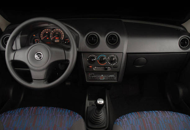 Adeus: Chevrolet Celta sai de linha após 15 anos. Relembre a trajetória ...