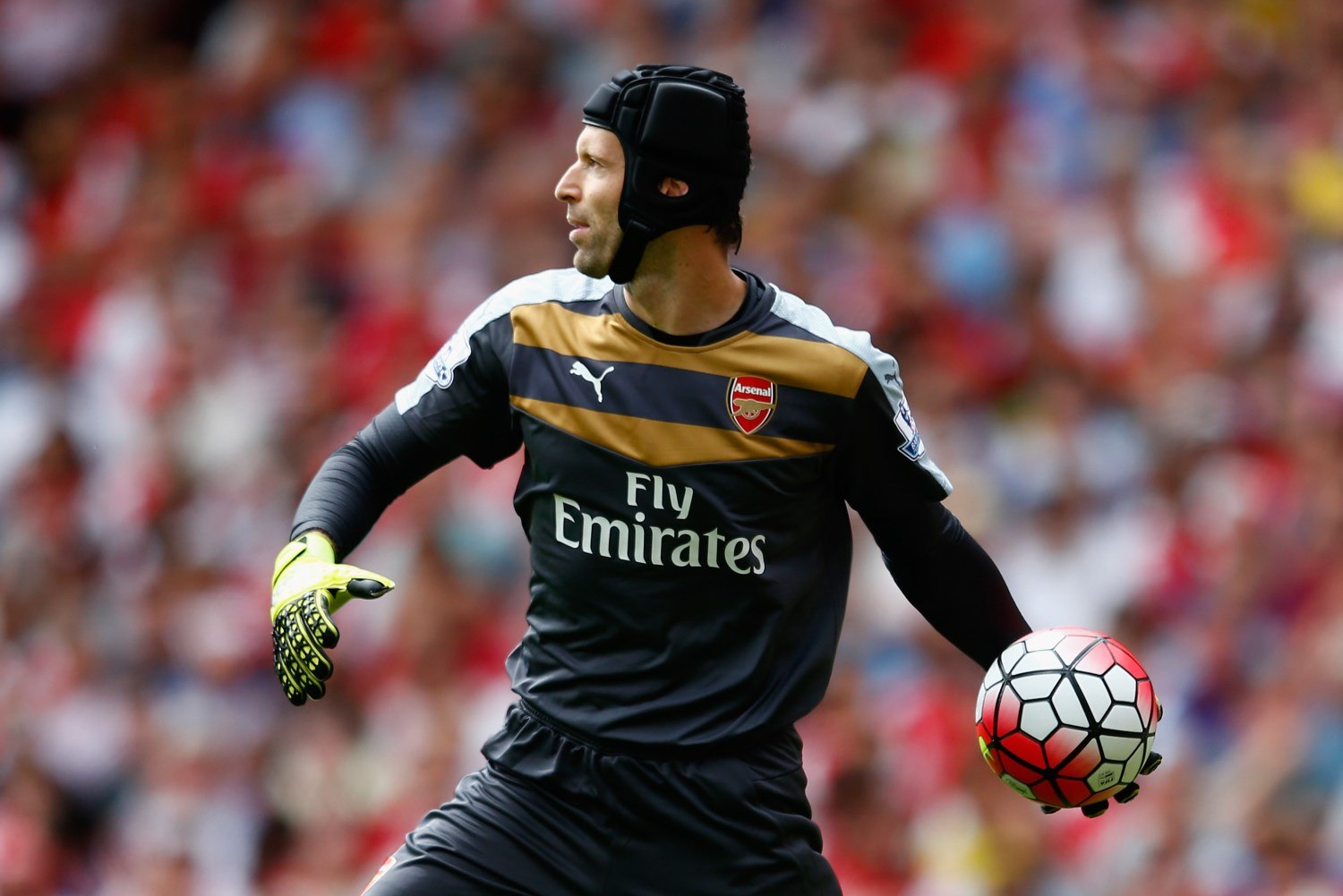 Goleiro do Arsenal quer aposentar capacete de proteção após nove anos ...