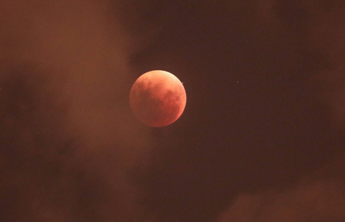 Lua sangrenta! Veja as melhores imagens do eclipse lunar que aconteceu ...