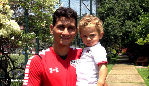 A cara do pai! Filho de Fagner visita treino da seleção e torcida se ...