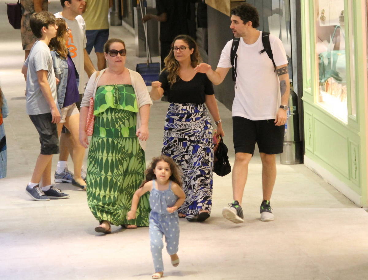 Filha de Maria Rita rouba a cena em passeio no shopping - Fotos - R7 ...