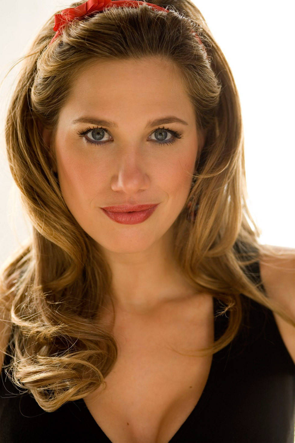 Zelda Mello é atrapalhada por senhora durante matéria ao vivo e brinca ...