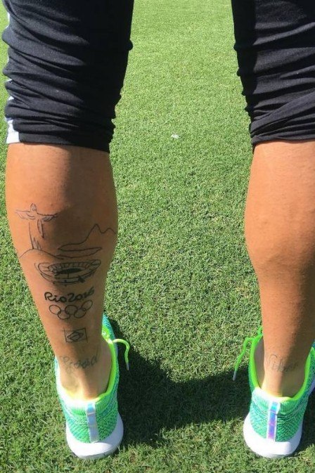 Gabigol fecha as costas com tatuagem e exibe resultado nas redes ...