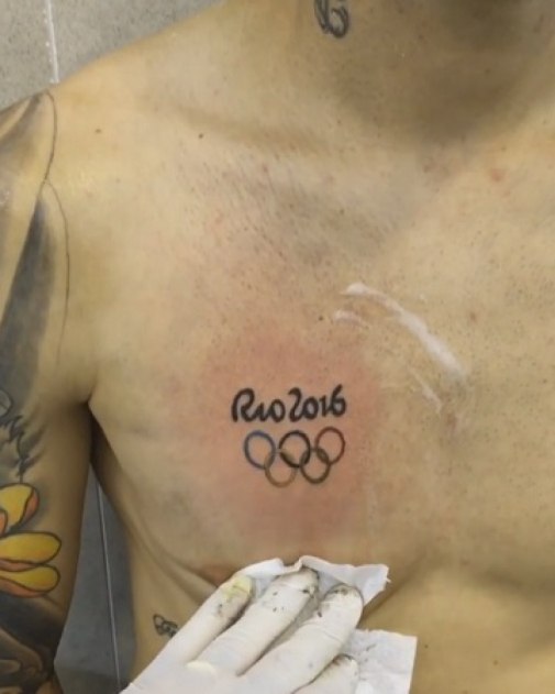 Marcado na pele! Luis Suárez faz tatuagem com a mulher para "lutar ...