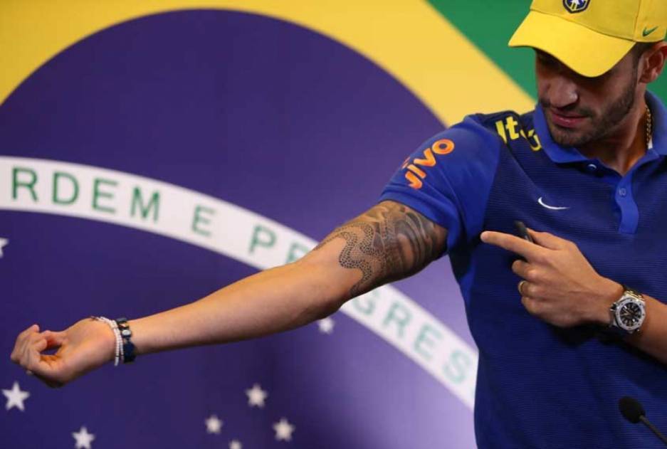 Marcado na pele! Luis Suárez faz tatuagem com a mulher para "lutar ...