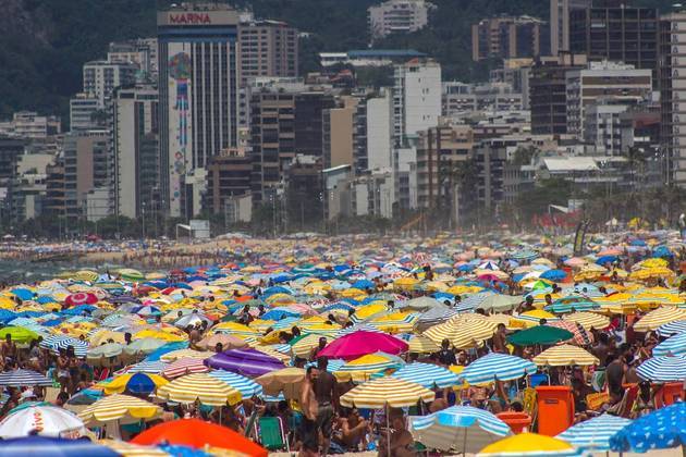 Rio tem sensação térmica de 44,5°C e praias lotadas nesta quarta-feira ...