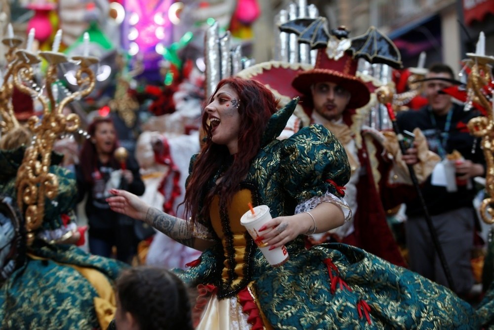 Conheça como são os desfiles de carnaval ao redor do mundo - Fotos - R7 ...