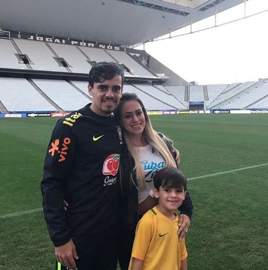 A cara do pai! Filho de Fagner visita treino da seleção e torcida se ...