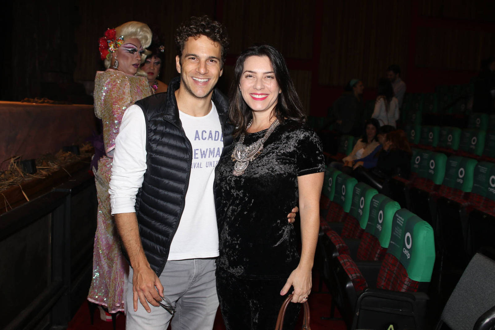 Leticia Spiller celebra com o namorado Pablo Vares estreia da peça ...