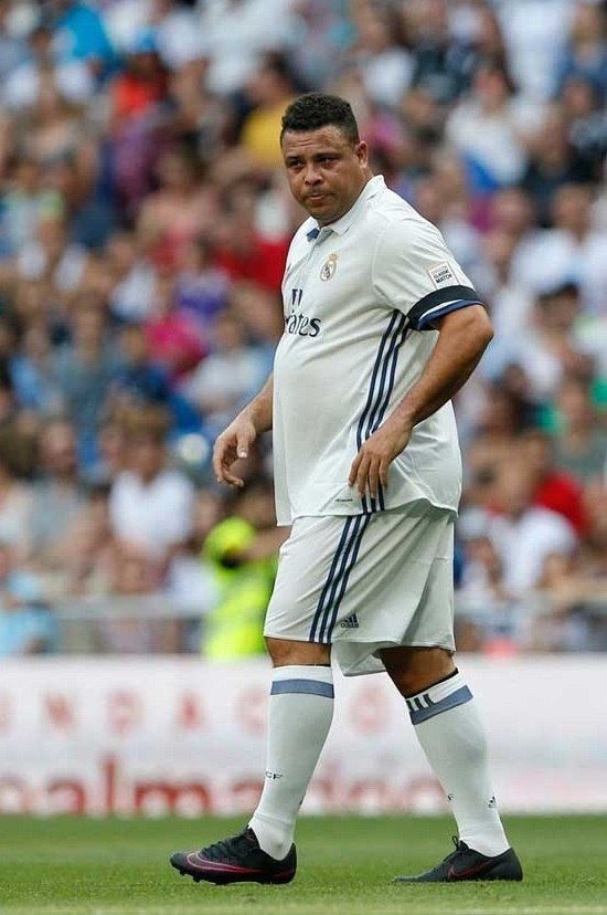 Ronaldo chama a atenção pelo peso entre lendas do Real - Fotos - R7 Futebol