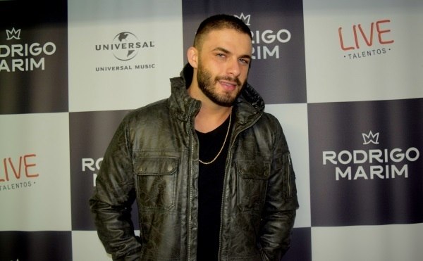 Rodrigo Marim volta aos palcos após acidente e exibe novo visual ...