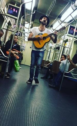 Ex-vocalista da banda Twister se apresenta no metrô de São Paulo ...