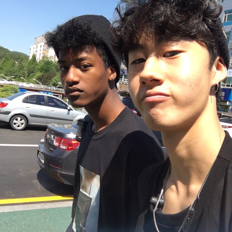 "Pele escura dá azar": primeiro modelo negro da Coreia do Sul sofre ...