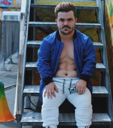 Anão modelo é a mais nova sensação da internet - Fotos - R7 Moda
