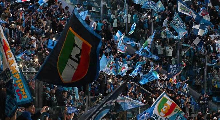 Torcida do Napoli faz a festa nas ruas da cidade; veja imagens da ...