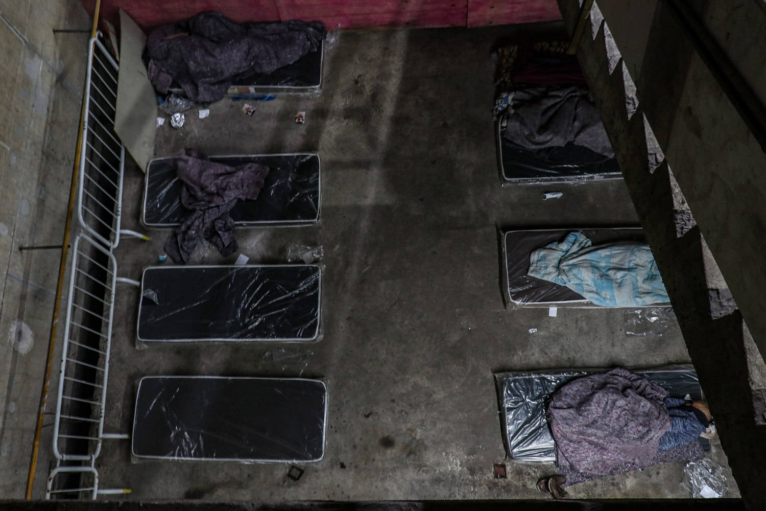 Estação do Metrô de SP vira abrigo para 99 pessoas na onda de frio ...