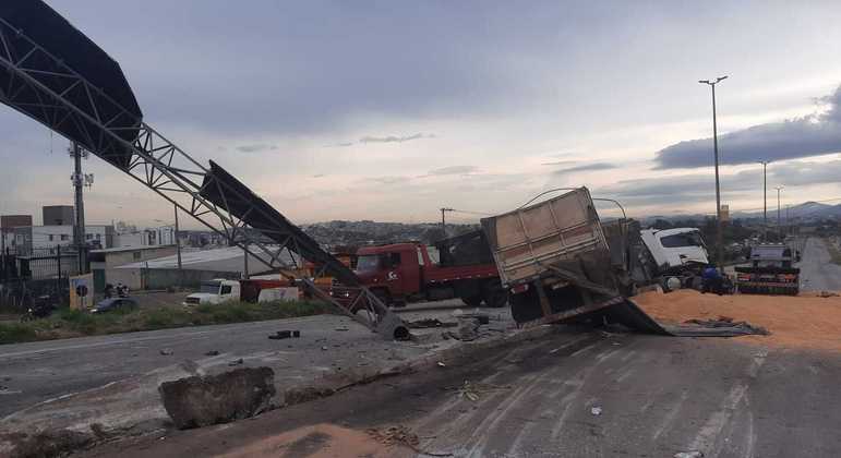 Duas pessoas morrem em acidente no Anel Rodoviário em BH - Notícias ... Duas pessoas morrem em acidente no Anel Rodoviário em BH - Notícias ...