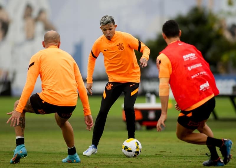 Adson completa 22 anos com a marca de 70 jogos pelo Corinthians ...
