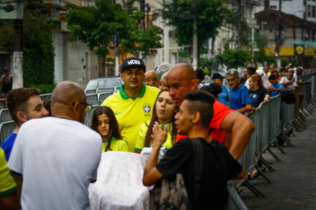 Velório de Pelé em Santos: multidão se despede do Rei do Futebol ...