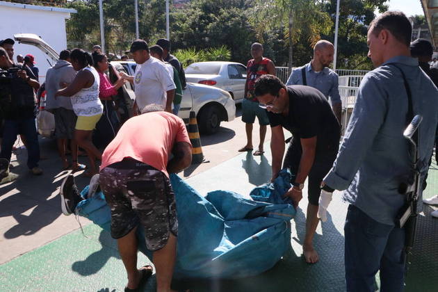 Morro Do Alemão Tem Invasão Com Blindados Feridos Carregados Por