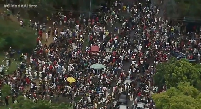 Baile funk ocupa ruas da zona leste à luz do dia durante feriado em SP ...