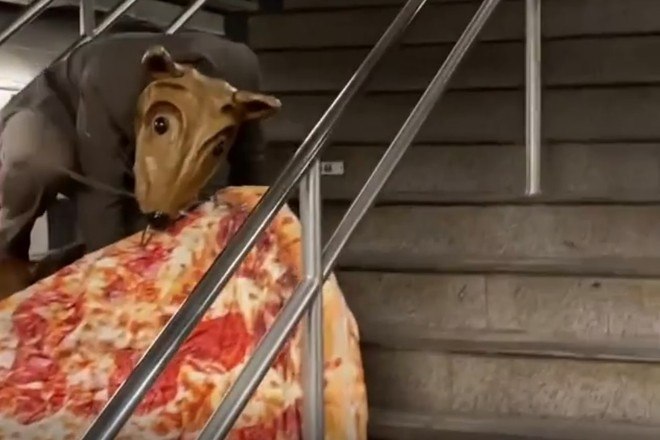 A arte imita o rato! Performance revive meme de roedor com pizza