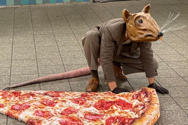 A arte imita o rato! Performance revive meme de roedor com pizza