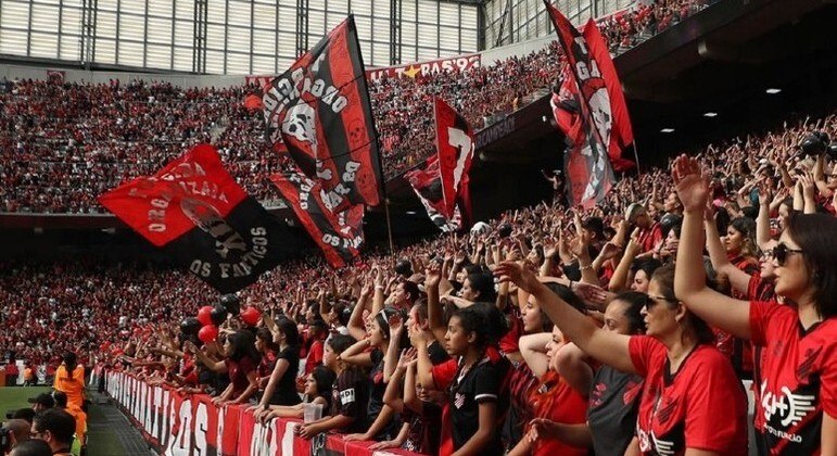 Torcida de mulheres e crianças chega a 32 mil na Arena da Baixada para ...