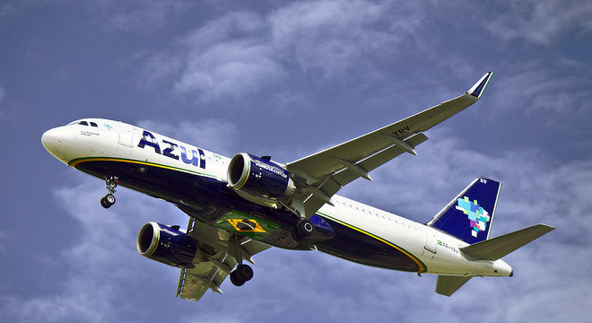 Azul espera aumentar voos em agosto para 303 decolagens diárias ...