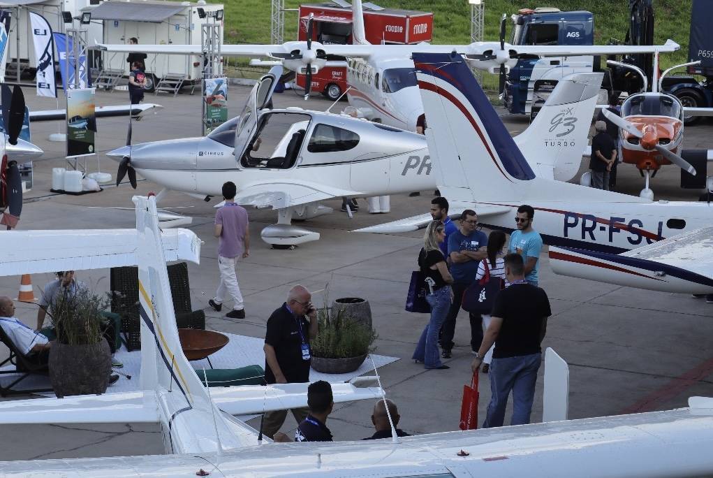 Em dois dias, Aviatrade recebe 2.723 visitantes - Prisma - R7 Luiz Fara ...