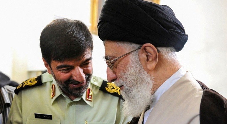 Líder supremo iraniano nomeia novo chefe da Polícia Nacional - Notícias ...