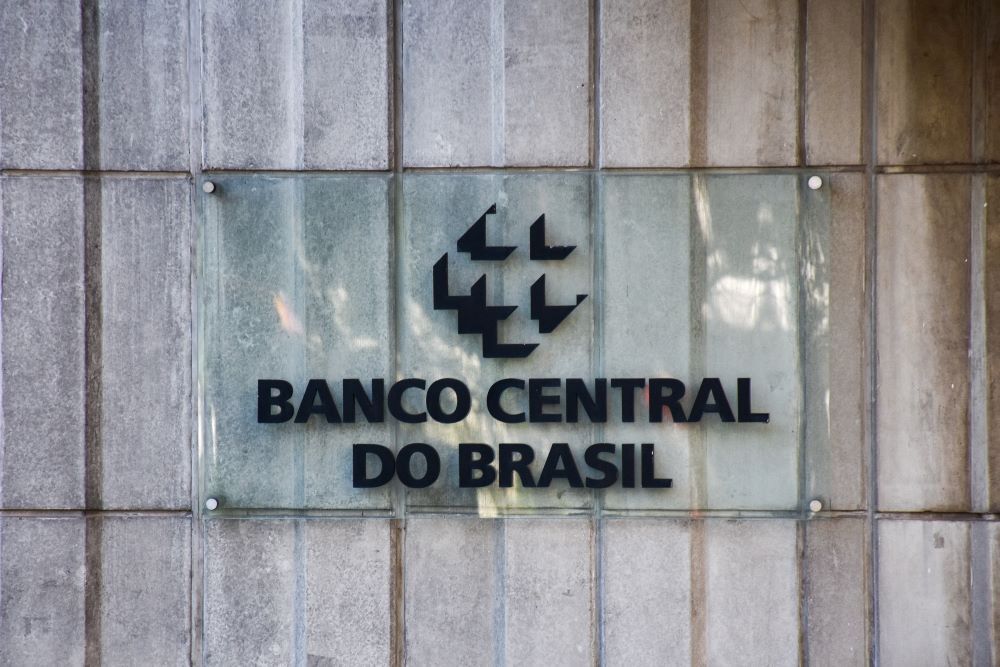 Mesmo sob pressão, Banco Central mantém taxa básica de juros em 13,75% ...