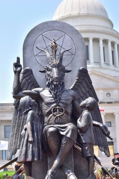 EUA: satanistas instalam estátua de criatura com cabeça de bode em ato ...