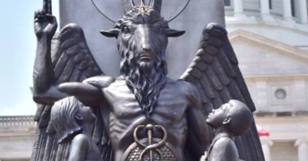 EUA: satanistas instalam estátua de criatura com cabeça de bode em ato ...