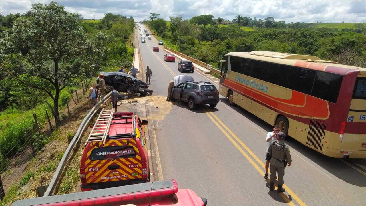 Acidente deixa BR-070 interditada; veja fotos - Fotos - R7 Brasília