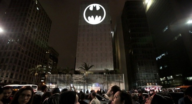 Bat-sinal é projetado na Paulista para comemorar 80 anos do Batman ...