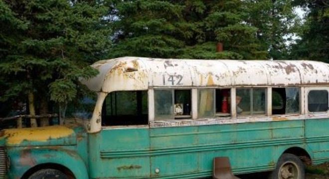 Mulher morre tentando encontrar o ônibus retratado no filme 'Na ...