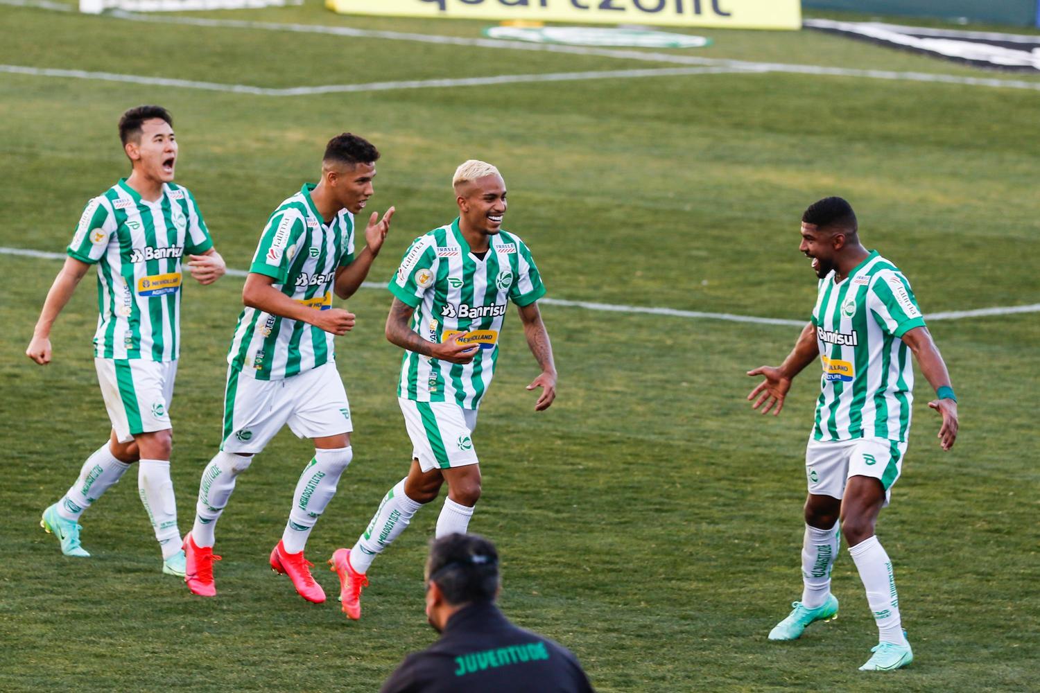 Sem farra. Daniel Alves teve de se explicar ao São Paulo. E dedurar a ...