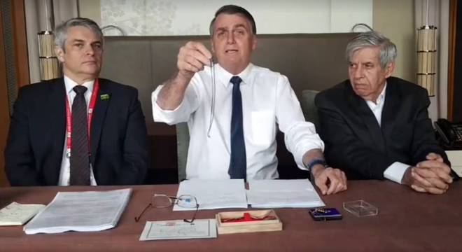Em live, Bolsonaro mostra bijuteria e volta a exaltar o nióbio ...