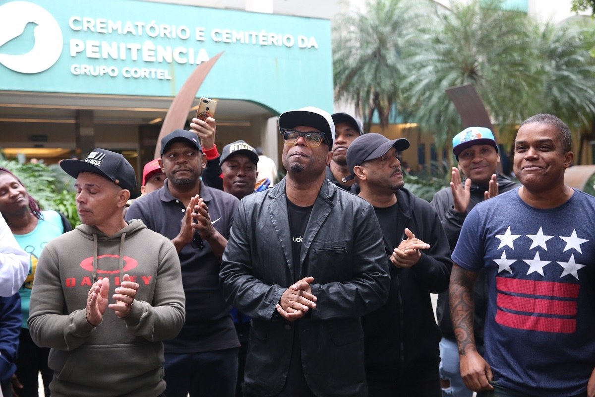 Buchecha canta hit 'Glamurosa' e se emociona no último adeus a MC ...