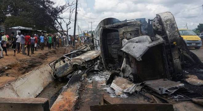 Explosão de caminhão-tanque deixa ao menos 28 mortos na Nigéria ...