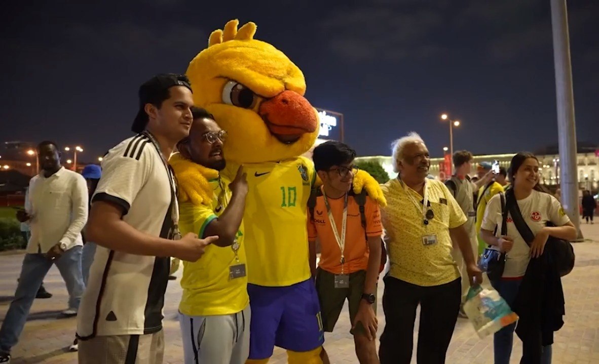 Mascote da seleção brasileira, Canarinho passeia pela primeira vez no ...
